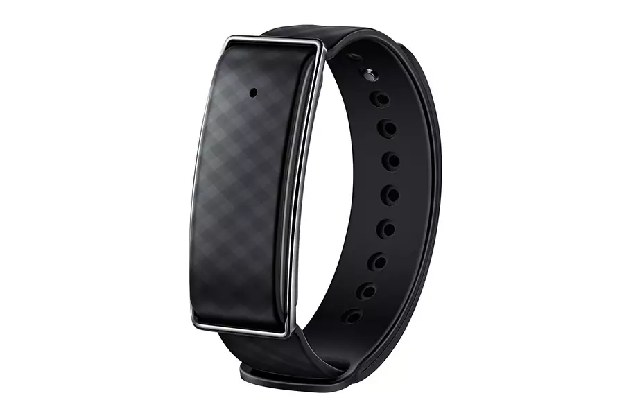 Honor Band A1 nemá vestavěný displej, což umožňuje fitness trackeru se 70 mAh baterií pracovat až 28 dní bez dobíjení. A to vůbec nebrání tomu, aby gadget uživatele upozorňoval na hovory a příchozí SMS vůbec - vibrační režim v kombinaci s jasnou LED vám nedovolí zmeškat důležité hovory a zprávy.