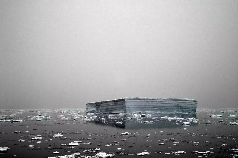 Flat iceberg, Cape Adair, East Antarctica, Disyembre 2006.