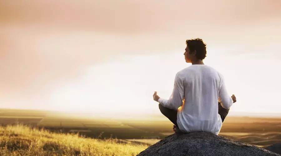 Elimineer stress We leven allemaal in een staat van permanente stress. Dit is de belangrijkste reden voor het verschijnen van overgewicht, en helemaal niet voor bier (over de voordelen waarvan we hier schreven). Feit is dat stress leidt tot een vertraging van de stofwisseling: het lichaam beschouwt het gevaar als reëel en probeert zoveel mogelijk middelen te sparen. Mediteren, kalmeren en afvallen zal veel gemakkelijker zijn.