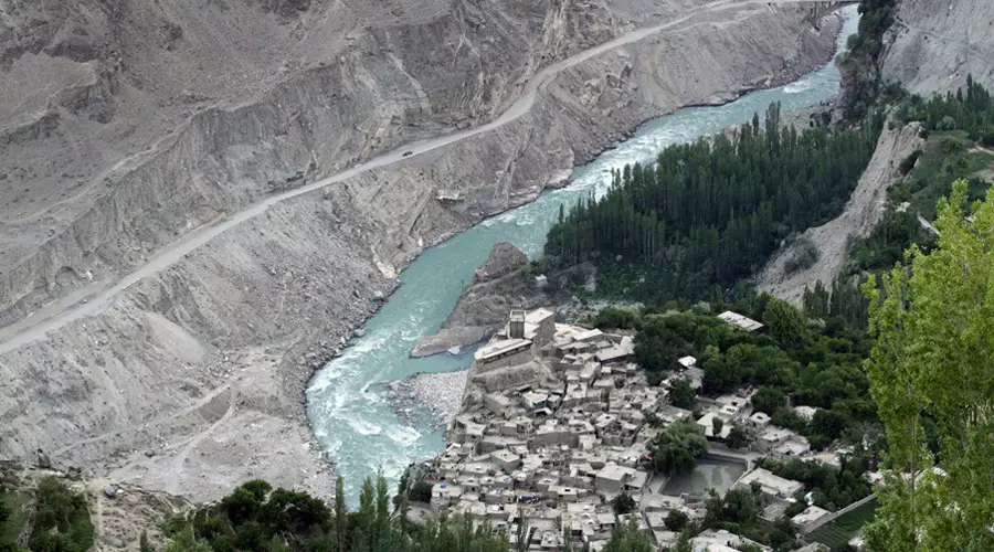 Hutano hwakanaka Iyo glacier inodzika kubva kumakomo yakananga kumupata uye mahunzakuts anonakidzwa nekushambira mumvura ine chando ne10-degree chando. Vakadzi vanopfuura makumi mashanu vanoita kunge vasikana vadiki - chiremba wechiRungu Robert McCarrison akanyora kuti kuzvara mukadzi wemakore makumi matanhatu kuri mugwara rezvinhu pano.