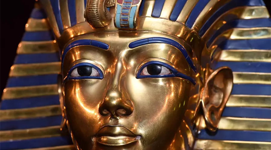 Riddle ntawm Kev Yug Yooj Yim Kawg, Egyptologists tseem tsis tuaj yeem muab lub hauv paus tseeb ntawm Tutankhamun. Muaj ob txoj hauv kev: raws li ib leej txiv ntawm vaj ntxwv yog Akhenaten, raws li lwm tus Smenkhkar. Ob leeg tsis sawv mus rau kev thuam - kev tshuaj xyuas hluav taws xob pom tias Tutankhamun's DNA tsis nyob ze rau ib pab pawg twg. Yog li, vaj ntxwv nto moo tshaj plaws ntawm tim lyiv teb chaws tau tshwm sim los ntawm qhov tsis pom qhov twg.