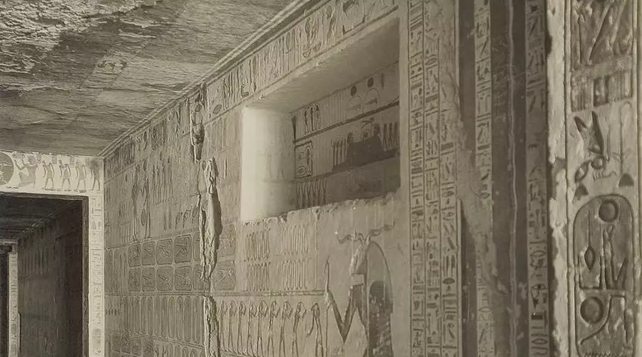 The last of the kings The discovery of the true tomb of Tutankhamun shocked archaeologists. The tomb stood untouched for three millennia, although all other graves in the Valley of the Kings were plundered long ago by thieves. In 1922, the expedition of the British aristocrat George Edward Stanhope to Molyneux Herbert, 5th Earl of Carnarvon first approached the sealed doors of Tut's tomb.