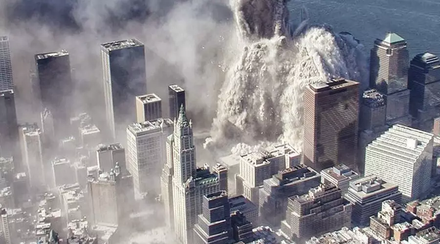 9/11 Himlen kommer att brinna vid 45 grader, elden kommer att nå den stora nya staden.Den kommer att förstöra staden med eld, Kallt och grymt hjärta, blod kommer att utgjutas, och ingen kommer att bli förskonad! Den fruktansvärda tragedin den 11 september 2001 delade Amerikas existens i två perioder. Flygplanen föll ner byggnaderna i World Trade Center i New York (och staden ligger nära 45: e breddgraden).