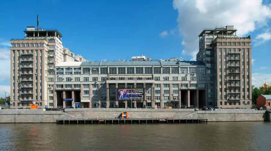 Maison sur le quai Pendant l'Union soviétique, la maison s'appelait la « Maison du gouvernement », en abrégé DOPR. Les Moscovites, cependant, préféraient lire l'abréviation différemment, "maison de détention préliminaire". Et c'était tout à fait vrai: pour les résidents de haut rang, les citoyens du NKVD venaient souvent directement dans leurs appartements - au total, exactement la moitié des invités ont disparu dans les camps. Et pourquoi être surpris, la maison a été construite littéralement sur des pierres tombales expropriées par des commissaires soviétiques intrépides du cimetière de l'église de Nicolas le Merveilleux sur Bersenevka.