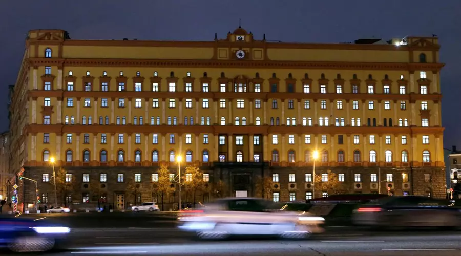 Łubianka Chyba najciemniejszy i najkrwawszy budynek w stolicy. Sformułowanie „piwnice Łubianki” stało się nawet uskrzydlone, chociaż w piwnicach nigdy nie popełniono żadnych specjalnych okrucieństw: wszystko odbywało się w specjalnym sześciopiętrowym więzieniu na dziedzińcu Łubianki. Dzielni czekiści dokładnie obmyli krwią więźniów wszystkie szczeliny swojego ukochanego schronienia, torturowano tu wszystkich potencjalnych wrogów ludu. Ale na Łubiance nie przeprowadzono egzekucji – po przesłuchaniach nieszczęśnicy zostali wywiezieni do innych miejsc na egzekucję.