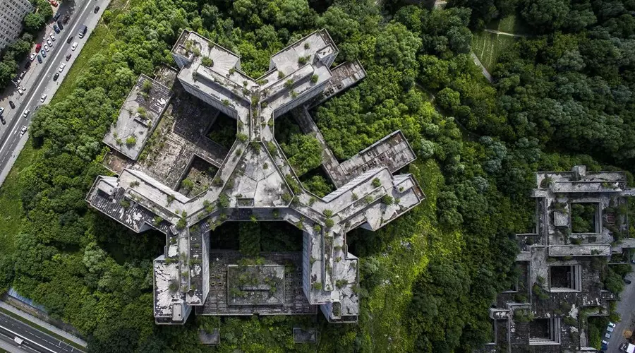 Hospital de Khovrinskaya En Khovrino, en el territorio bajo la precaria protección de una valla rota en muchos lugares, hay un edificio lúgubre del inacabado hospital de Khovrinskaya. Durante más de treinta años, un enorme laberinto, donde las escaleras no conducen a ninguna parte y los sótanos pueden caer al suelo, es increíblemente popular entre los adictos a la adrenalina de todo tipo. Aquí se reunieron los satanistas, los criminales se escondieron y los emocids irrumpieron por las ventanas. Según una de las leyendas, una banda de satanistas que sacrificaba sacrificios humanos en los sótanos de Khovrino en los mismos sótanos fueron quemados vivos por los soldados del SOBR de Moscú. Se sabe con certeza que, en total, unas cien personas encontraron su fin en el territorio del hospital fallido: algunas se cayeron del techo, otras tropezaron con accesorios oxidados y algunas vinieron aquí a propósito, incapaces de soportar la pesada carga de la vida metropolitana. .