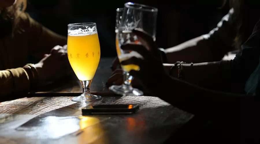 The Best Diet Professor at King's College London, Timothy Spector, says that light beer leads to weight loss. Good gut bacteria aid digestion, according to his research. The main thing is not to bite the good bacteria on the not-so-healthy snacks.