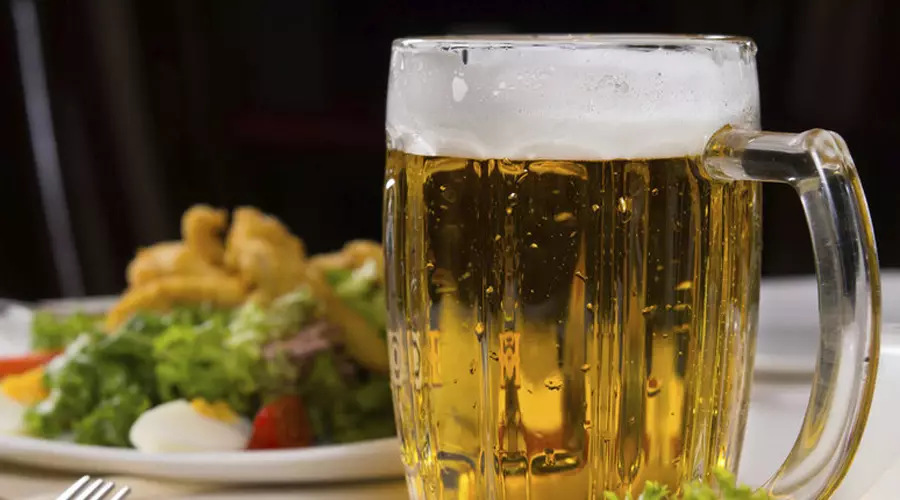 Ang malalakas na buto na si Krzysztof Kislecki, isang Prague na manggagamot, ay naglathala ng isang artikulo sa Journal of the Science of Food and Agriculture, ayon sa aling beer ang dapat na lasing ng lahat ng nag-aalaga ng kanilang mga buto. Ang mataas na nilalaman ng silikon sa serbesa ay magpapalakas sa aming bangkay kaysa sa kaltsyum mula sa gatas.