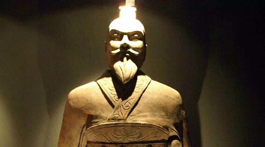 Qin Shi Huang Qin Shi Huang niwe mutegetsi wa mbere w’Ubushinwa bwunze ubumwe kandi ni we wa mbere witwaga umwami. Ku ngoma ye, hubatswe Urukuta runini rw'Ubushinwa, hubatswe ingabo zizwi cyane za Terracotta kandi hubakwa gahunda y'imihanda y'igihugu. Byongeye kandi, Qin Shi Huang niwe wambere waharaniye ubuzima bw'iteka. Kubera ko yifuzaga cyane kudapfa, yohereje amato menshi ashakisha ikirwa cy’imigani cya Penglai kugira ngo elixir y'ubuzima. Umwami w'abami ntiyategereje kugaruka kw'abagaragu be - Qin Shi Huang yangije "ibinini byo kudapfa" byari bigezweho muri kiriya gihe, birimo na mercure.