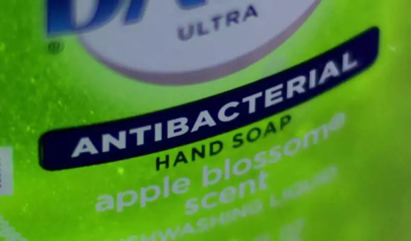 Ncha Antibacterial Ncha nje nje adịghị aba mma na igbu nje karịa ncha oge niile. Mana triclosan, ihe na -arụ ọrụ n'ime ihe nhicha ihe na -egbu nje, nwere ike merụọ gị ahụ. Ndị ọkà mmụta sayensị egosila na ncha ncha antibacterial mgbe niile na -eme ka ahụ na -eguzogide ọgwụ nje.