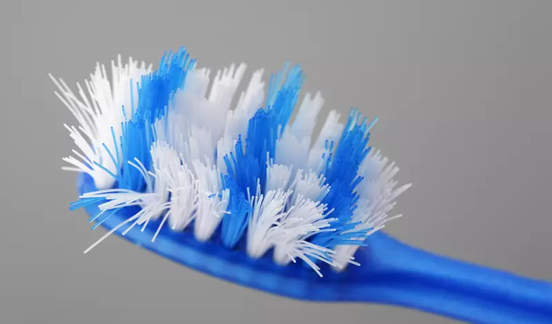 Toothbrush Kanna kan si awọn ehin eyin. Awọn dokita ti Ẹgbẹ Dental Amẹrika ṣeduro iyipada fẹlẹ ni gbogbo oṣu meji - bibẹẹkọ, iwọ yoo ba awọn gomu rẹ jẹ leralera ati ṣe ikogun enamel pẹlu awọn ọra ti o wọ.