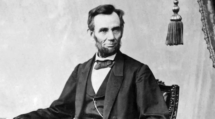 Abraham Lincoln V roce 1860 přešel prezidentský úřad na Abrahama Lincolna. Velký vládce, který dosáhl zrušení otroctví, mohl pro zemi udělat mnohem více, ale v roce 1965 ho v divadle zastřelil John Wilkes Booth. Jak řekl Tekumse, konce prvního funkčního období se nedožil.