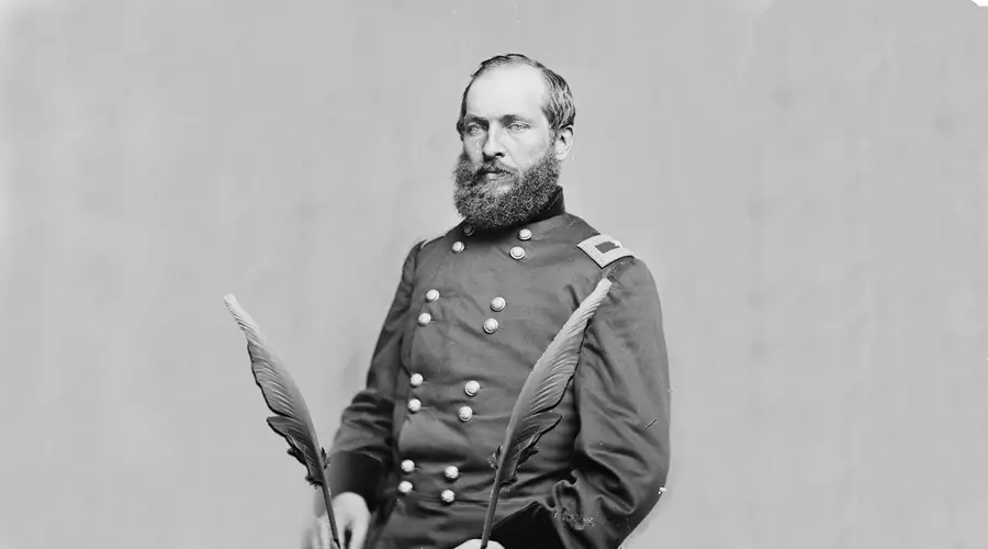 James Garfield Kot predsednik, izvoljen leta 1880, je Garfield preživel le šest mesecev. 20. julija 1881 je Garfield odpotoval na železniško postajo Washington DC, kjer ga je ustrelil južni pristaš Charles Guiteau.