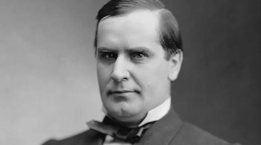 William McKinley Tamin'ny 1896, dia lasa filoham-pirenena i William McKinley. Nahavita asa tsara tamin'ny adidiny izy ary voafidy indray tamin'ny taona 1900, saingy nifarana haingana dia haingana tamin'i McKinley ny fe-potoana faharoa. Tamin'ny 5 septambra 1901, ny fanahin'i Tekumse dia nikasika ity filoha ity koa: notifirin'ny anarkista amerikana Leon Frank Czolgosh izy.