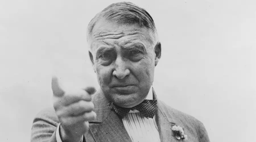 Warren Harding Warren Harding menjadi presiden ke-29 Amerika pada tahun 1920. Pemerintahannya ditandai oleh serangkaian skandal keuangan tingkat tinggi, di samping itu, Harding tidak ragu untuk berselingkuh dengan wanita muda di sampingnya, meskipun dia sudah menikah. Pada tanggal 2 Agustus 1923, Harding dan istrinya tinggal di sebuah hotel di San Francisco. Pada pagi hari presiden sudah mati. Apalagi penyebab kematiannya masih belum diketahui sejarawan: istri presiden secara resmi melarang otopsi.