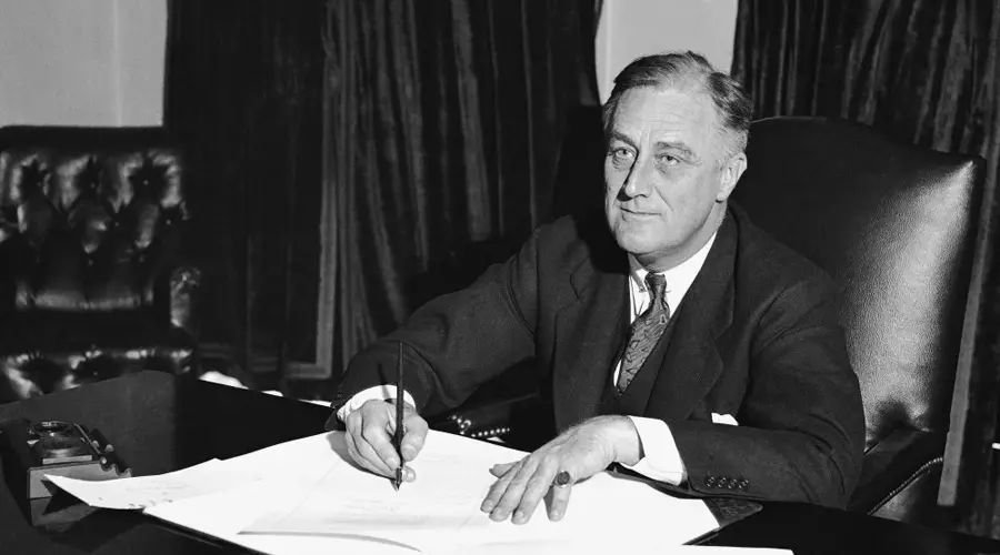 Franklin Roosevelt Toghadh an cáiliúil Franklin Delano Roosevelt den chéad uair i 1932. Ansin d’fhág na daoine é in oifig faoi dhó níos mó, i 1940 agus 1944. I 1945, fuair Roosevelt bás go tobann de hemorrhage cheirbreach. Níor chaith an dochtúir freastail sa Teach Bán ach a lámha - rinne sláinte mhaith idirdhealú ar Franklin Roosevelt agus dhá lá roimh a bhás rinneadh scrúdú leighis iomlán air.