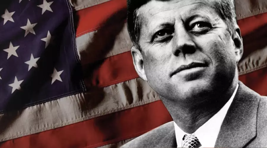 John F. Kennedy Ny famonoana an'i John F. Kennedy (mbola antsoin'ny Amerikanina hoe izy no tena nitifitra farany) dia nanaitra mafy ny firenena. Ity famonoana olona ity dia mbola mijanona ho voalohany amin'ny tranga tsy fantatra miafina indrindra amin'ny tantaran'ny Amerikanina. John F. Kennedy dia voafidy tamin'ny taona 1960 - izy no lasa niharam-boina fahafito tamin'ny ozona Tekumseh.