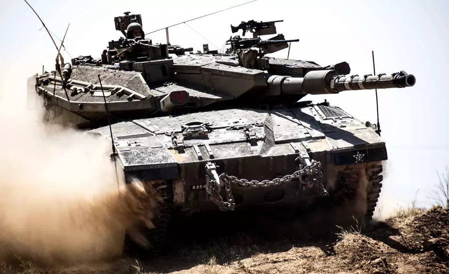 Merkava El Merkava se convirtió en el primer y único tanque de batalla israelí. El aterrizaje bajo, el potente cañón, el motor delantero y el blindaje compuesto inclinado hacen de este tanque un excelente vehículo defensivo. Merkava mostró su temperamento a las formaciones blindadas egipcias en el Sinaí y las tropas sirias en los Altos del Golán. Israel ya tiene 2.000 tanques a su disposición.