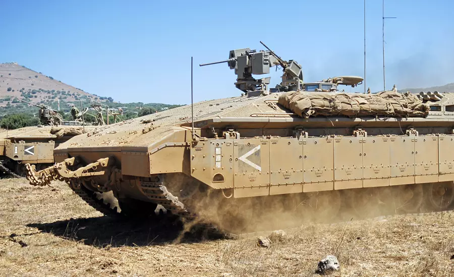 Namer El vehículo blindado de transporte de personal Namer se basa en el primer modelo del tanque Merkava Mk.1. La torreta y los cañones se han desmontado y en su lugar se cuelga una gran cantidad de armaduras. Como resultado, el Namer pesa lo mismo que el tanque, pero es más seguro. Israel tiene aproximadamente 120 vehículos blindados de transporte de personal, divididos en tres batallones.