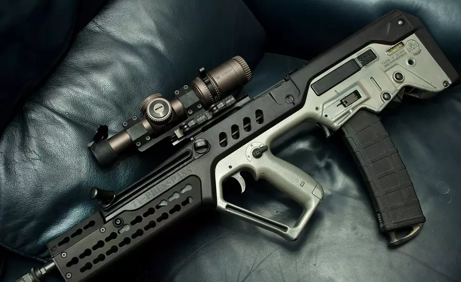 Tavor Otro desarrollo de los ingenieros israelíes sigue siendo el arma estándar de la infantería de las FDI. El diseño bullpup hace que el rifle sea muy compacto, lo cual es importante en el combate urbano. El Tavor utiliza rondas estándar de 5,56 mm.