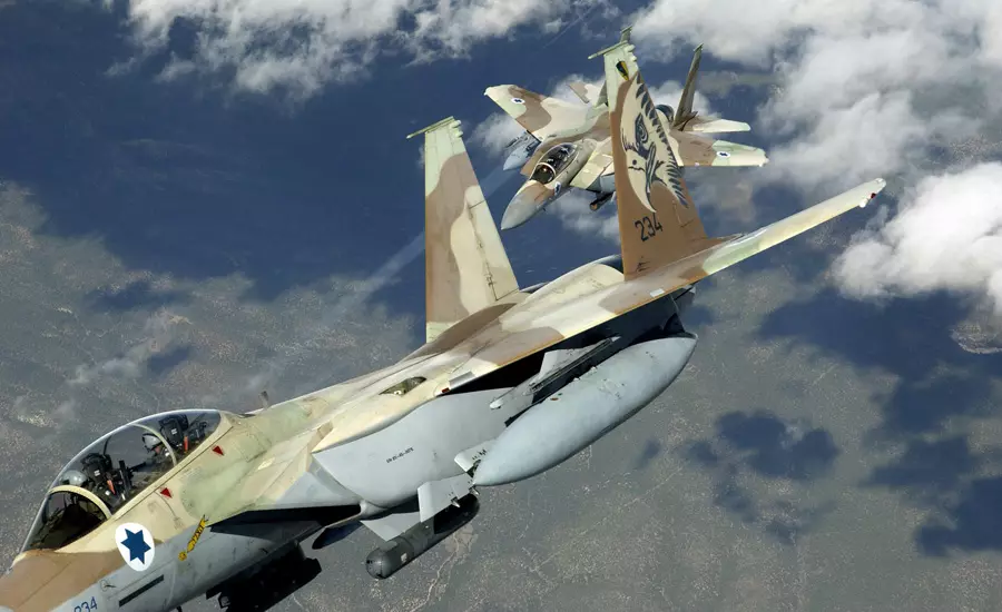 Hel Haavir D'israelesch Air Force (eng Divisioun vum Hel Haavir) ass déi Stäerkst am ganze Mëttleren Osten. 97 F-15 Kämpfer, 238 F-16 Kämpfer an iwwer 150 Transport-, Trainings- a Reconnaissance Fligeren. Zousätzlech vergiesst net iwwer Helikoptere: am Hel Haavir Park ginn et 42 H-64A Apache Kampf Helikoptere, 64 AH-1 Cobra Kampf Helikoptere vu G a S Modifikatiounen, 30 500MD Defender Liicht Kampf Helikopteren, 160 Transport a Kommunikatioun Helikoptere .