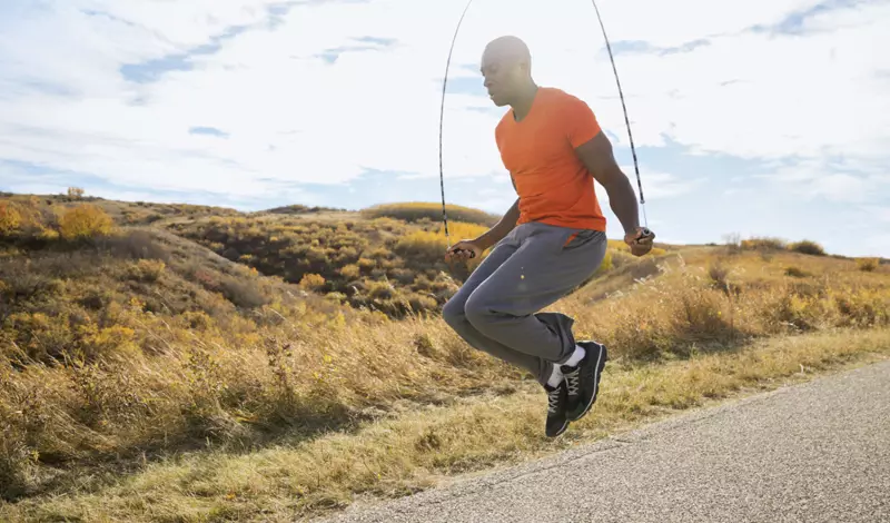 Pular corda Os exercícios da velha escola nem sempre foram inúteis: a corda há muito retornou à lista das ferramentas de fitness mais úteis - e mais simples - do mundo. Você não precisa fazer nada de especial: comece a pular todos os dias, aumentando gradativamente o número de minutos despendidos no exercício e aumentando a velocidade.