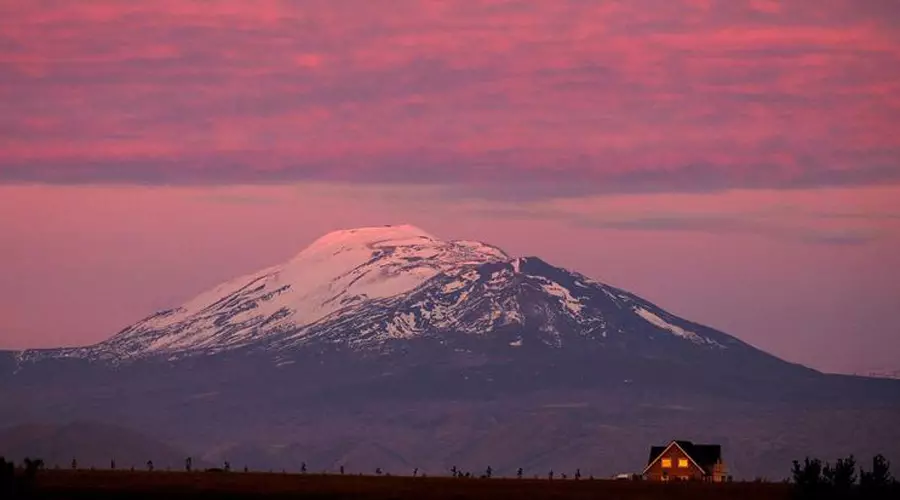 Dördünün en tehlikelisi Hekla yanardağıdır. 874'ten bu yana hiçbir uyarı işareti olmaksızın 20'den fazla kez patladı. Bilim adamları, Hekla ne kadar uzun uyursa, sonraki patlamanın o kadar tehlikeli olduğunu fark ettiler.