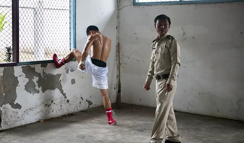 Konsekvenco Multaj homoj ludas sportojn laŭmezure. Tio estas, ili iras al la halo nur en la momento, kiam ilia propra speguliĝo en la spegulo fariĝas por ili neeltenebla. Ĉi tio estas la malĝusta aliro, ĉar ĝi implikas neregulan ekzercadon en la foresto de kohera kaj konsekvenca dieto. La realo estas, ke la vivo de ĉiu homo estas plena de distroj de klasoj: la kapablo rezisti tentojn estas preskaŭ la plej grava signo de kolektita, prudenta kaj inteligenta homo.