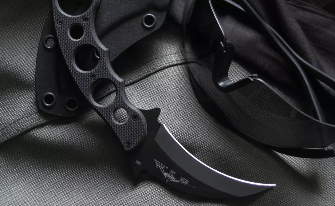 Karambit pichog'i faqat bitta vazifani hal qilish uchun yaratilgan - dushmanni o'ldirish. Karambit ichki o'tkirlash bilan yarim oy pichog'i bilan jihozlangan. To'g'ri ushlash teskari, ayniqsa qulaylik uchun tutqichda ko'rsatkich barmog'i uchun maxsus uzuk mavjud. Pichoq uzoq emas, shuning uchun bu qotillik qurolini cho'ntagingizda olib yurish qulay.