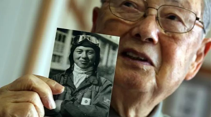 Heureusement, tous les kamikazes ne sont pas morts. L'équipement était si petit que le commandement ordonnait de retourner à la base au moindre soupçon de dysfonctionnement. Le sous-officier Yamamura a survécu à trois vols. La première fois, il a été abattu avec un bombardier porteur - puis les pêcheurs ont trouvé Yamamura dans la mer. Pour la deuxième fois, le bombardier a été contraint de retourner à la base en raison d'une mauvaise visibilité. Dans le troisième, déjà rouge de colère, Yamamura n'a tout simplement pas pu se décrocher du porte-avions et est revenu avec lui à la base. Le chanceux a donc survécu à toute la guerre.