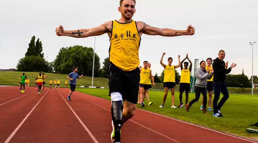 All his friends came to the aid of the former Marine. After a month of intensive training, Andy stepped onto the treadmill and, in front of three hundred spectators, made ten kilometers in 37 minutes and 17 seconds, by as much as 36 seconds exceeding the record of the saddened Canadian.