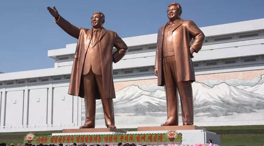 Yin biris da abubuwan tarihi Abubuwan mutum-mutumi na Kim Il Sung da Kim Jong-un sun zama sananne a Koriya ta Arewa. Kuma wannan ba wani nau'in mutum -mutumi na Lenin bane, wanda baya tsoratar da kowa. Hatta masu yawon bude ido ya zama tilas su rusuna ga zane -zanen shugabannin DPRK, kuma mazauna yankin suna yin hakan ba bisa ɗabi'a ba: akwai hukunci guda ɗaya kawai don nuna rashin girmamawa ga shugaban ƙasa.