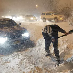 Prendiamo l'auto da un cumulo di neve senza assistenza