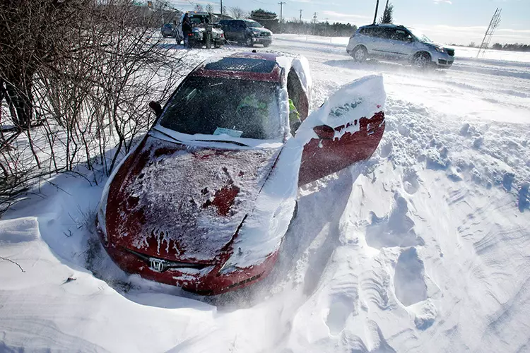 L-ewwel regola tal-klabb imwaħħal fi snowdrift mhix li tipprova toħroġ minnha b'veloċità. F'dan il-każ, il-karozza tiegħek tibda tħaffer toqba taħtu nnifisha sas-silġ, u wara ssir ħafna iktar diffiċli biex toħroġ. Kemm trid tibqa 'fil-kabina, xorta trid toħroġ mill-karozza u tispezzjona l-islott.