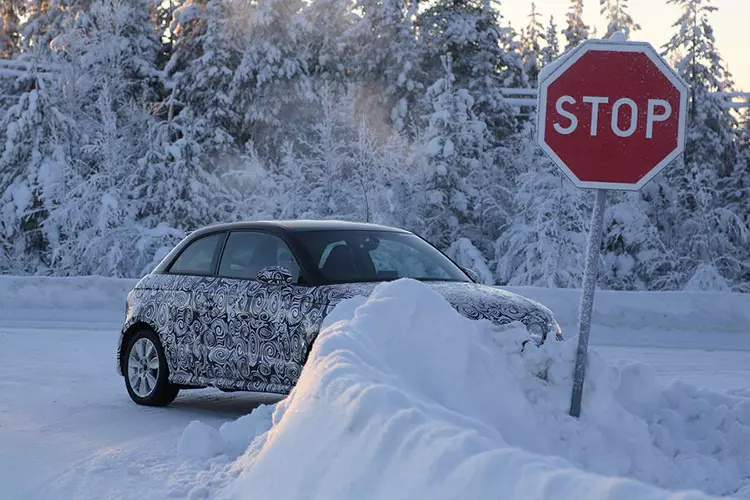 Si no se ve hielo debajo de las ruedas, puede intentar salir con suavidad del ventisquero. Presione el acelerador con mucha suavidad y, si el automóvil comienza a patinar, apague inmediatamente la velocidad. La posición de las ruedas depende del accionamiento. En automóviles con tracción delantera, gire el volante hacia la izquierda y hacia la derecha hasta que las ruedas estén sobre una superficie seca. En otros casos, es mejor poner las ruedas rectas para que sea más fácil para el automóvil salir del ventisquero.