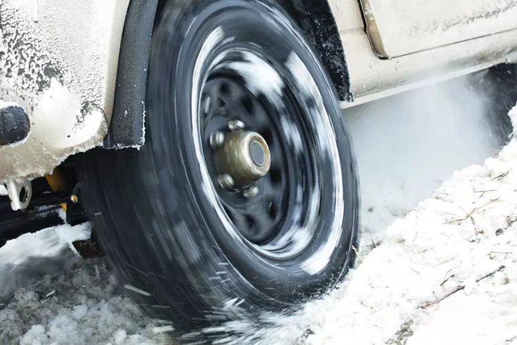 Hal kedah dituang handapeun roda drive pikeun ningkatkeun daya tarik. Salaku conto, keusik. Nembe pisan, seueur supir anu mimiti nempatkeun sakarung sampah ucing dina kalapa kanggo tujuan anu sami. Éta bakal langkung gampang ninggalkeun cara kieu. Pilihan sanésna nyaéta uyah batu, tina és na bakal mimiti ngalembereh. Sacara prinsip, anjeun tiasa nganggo masak, tapi dina jumlah anu cukup ageung. A wiper layar angin ogé cocog pikeun tujuan ieu.