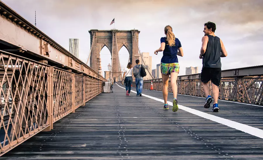 Metabolisme Nadat het 's ochtends een ernstige belasting heeft gekregen, begint het lichaam alle metabolische processen te versnellen. Bovendien helpt overtollige zuurstof je na het sporten calorieën te verbranden, zelfs als je niets anders doet. Volgens het laatste onderzoek verbrandt 's ochtends sporten aan het einde van de dag ongeveer 200-300 calorieën.