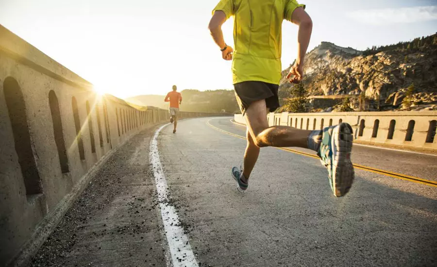 Energie opwekken Bang om moe te worden na de ochtendtraining? Tevergeefs. Lichaamsbeweging kan een enorme bron van energie zijn die we allemaal aan het begin van de dag nodig hebben. Zie het als een natuurlijke kop koffie. Bovendien verbetert een vroege fitheid de concentratie en helpt u daardoor om productiever te zijn.