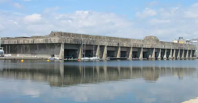 San Nazar Docks Biskaya, Frankreich Die größte Gruppe deutscher U-Boote hier stationiert. 14 Docks, Luftverteidigung und die damals modernsten U-Boote der Welt. Die Docks wurden erst ganz am Ende des Krieges eingenommen, aber jetzt sind sie vollständig aufgegeben.