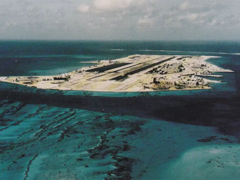 Johnston Atoll Johnston Island, Pazifischer Ozean Vögel haben hier nicht immer gelebt. Fast 40 Jahre lang wurden hier US-Atomwaffentests durchgeführt. Touristen kennen diesen Ort gut, aber der Strahlungshintergrund ist hier immer noch zu hoch zum Wandern.