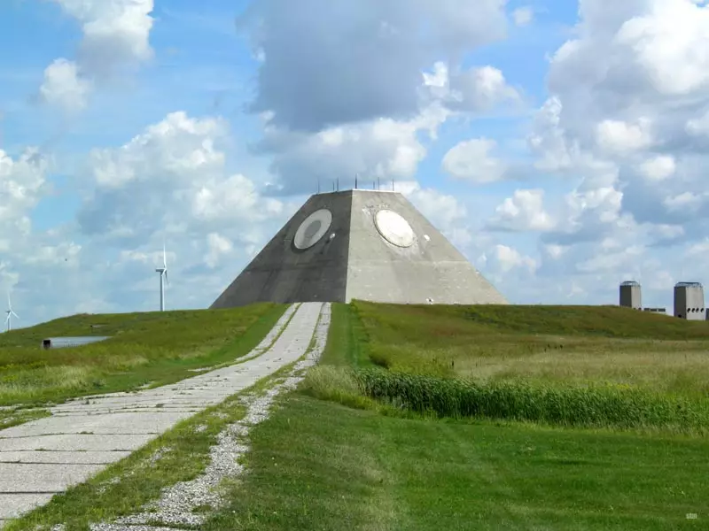 Nekoma North Dakota, VS Zonder duidelijke reden werd deze militaire basis gebouwd in de vorm van een piramide. Verouderde radarapparatuur blijft binnen. Het huisvestte ook een luchtafweersysteem.