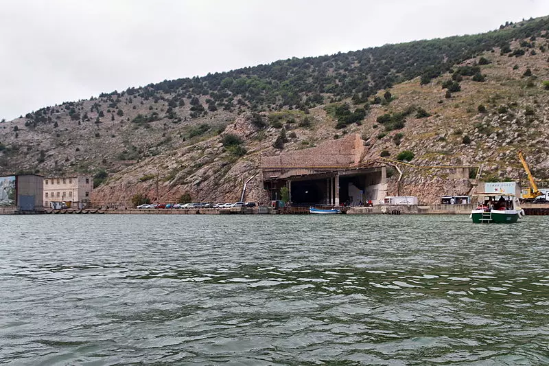 Balaklavan sukellusvenetukikohta Sevastopol, Krim Salainen Balaklavan tukikohta rakennettiin kylmän sodan aikana. Balaklava sijaitsee kalliolla Krimin syvillä lahdilla, ja se on nyt museo, joka hämmästyttää kävijöitä Neuvostoliiton armeijan kolossin laajuudella.