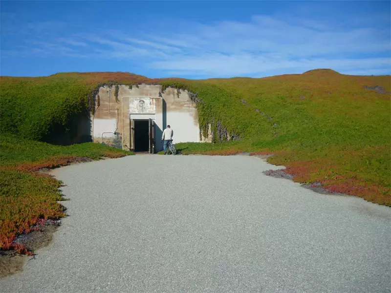 Deabruaren bunkerra San Mateo, Kalifornia 1930ean, bunker hau teknologia militarra garatzeko zentro nagusitzat jotzen zen. Luzaroan lekua sailkatuta egon zen, orduan militarrek bunkerra agortu zela erabaki zuten eta bere kabuz utzi zuten. 1980an, bunkerra anonimoa mantendu nahi zuen pertsona pribatu bati saldu zitzaion.