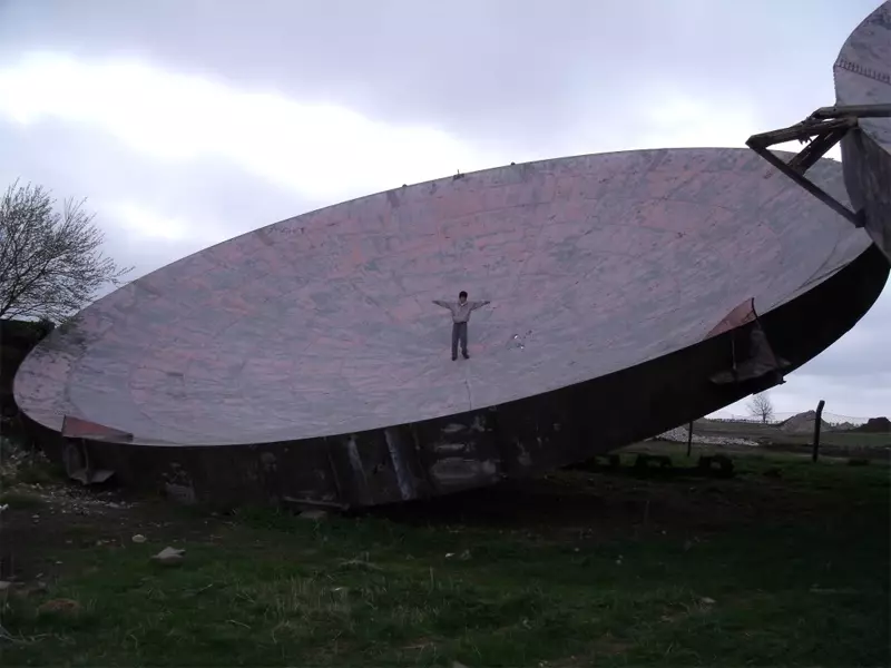 RAF complex Lincolnshire, England Setsi se seholo ka ho fetisisa sa li-radar England se ne se ntse se hahuoa nakong ea Ntoa ea Bobeli ea Lefatše. Lipoleiti tse kholo li ntse li hopotsa baahi ba likepe tsa bojaki tse ileng tsa oela ka ntle ho sehlekehleke ka phoso.