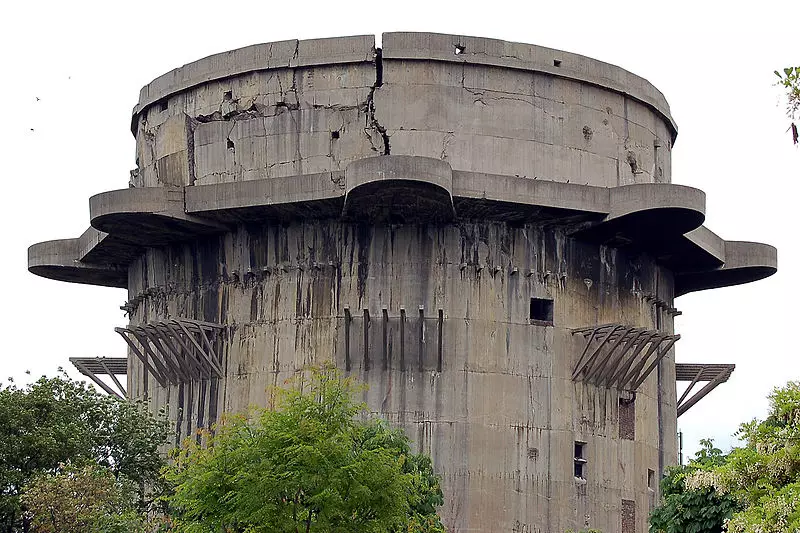 A Luftwaffe légvédelmi tornyai Berlin, Bécs, Hamburg A Luftwaffe légvédelmi tornyainak hálózata olyan erős volt, hogy a szövetséges erők számtalan légicsapása aligha károsíthatja. Az innen származó ágyúkat természetesen már rég lebontották, de maguk a tornyok komor emlékműként emelkednek sok itt meghalt pilóta előtt.