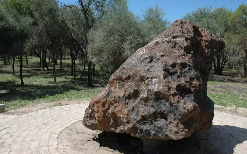 El Chaco Kde: Argentina Hmotnost: 37 tun Před několika tisíciletími u města Gancedo padl meteoritový déšť, o čemž svědčí četné krátery a nálezy úlomků železa o hmotnosti od několika kilogramů do mnoha tun. Meteorit Campo del Cielo pravděpodobně spadl na Zemi před 4000–6 000 lety. El Chaco je největší fragment železného meteoritu Campo del Cielo. Nalezeno detektorem kovů v roce 1969 v hloubce 5 metrů.