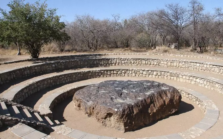 Goba Kde: Afrika Hmotnost: 60 tun Největší meteorit, jaký kdy byl na Zemi nalezen, leží v Namibii, poblíž farmy Goba West. Podle vědců padl zhruba před 80 tisíci lety. Objeven v roce 1920 poblíž Grothfonteinu. 84% meteoritu tvoří železo, 16% nikl s malou příměsí kobaltu. Blízko umístění meteoritu bylo otevřeno turistické centrum.