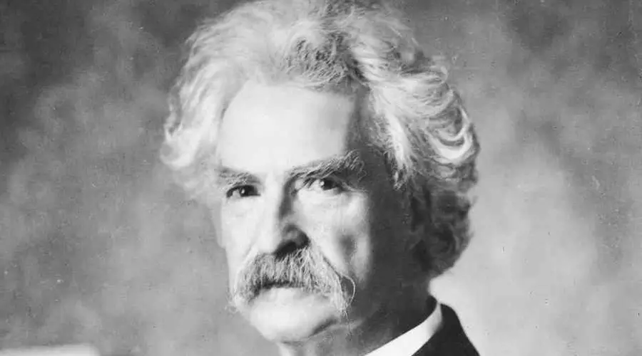 Mpahita ny fahafatesany: Mark Twain, 74 taona, Twain dia nanoratra: "Tonga niaraka tamin'ny kometan'i Halley aho tamin'ny 1835. Hiverina indray izany amin'ny taona ho avy ary handeha hiaraka aminy aho." Tsy nisy gaga tamin'ny fahafatesan'ny mpanoratra tamin'ny 21 aprily 1910, tamin'ny andro voalohany nisehoan'ny kometa - Mark Twain dia fantatra noho ny faminaniana tsy nampoizina, saingy tena marina.