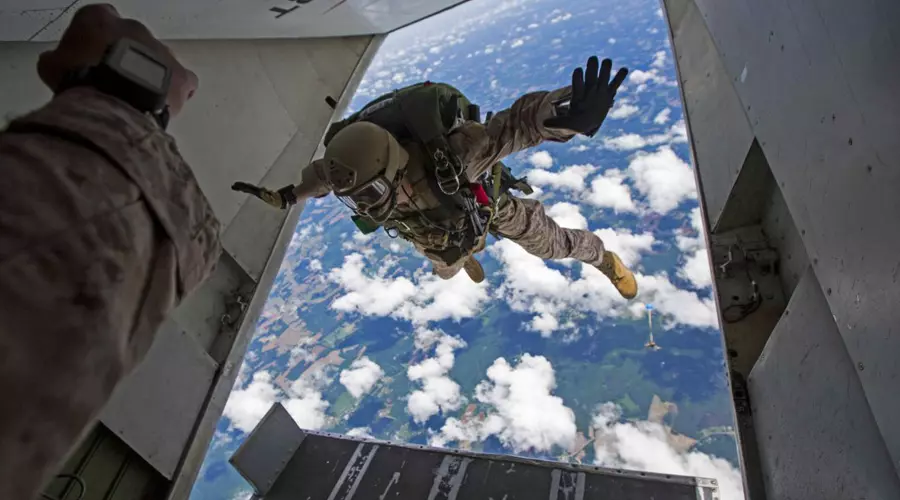 Seleksie van kandidate Die Amerikaners maak 'n grap dat dit moeiliker is om by 'n spesiale magte -eenheid in te gaan as om te leer vlieg - en amper net so gevaarlik. 'N Navy SEAL -kandidaat kan slegs 'n aktiewe vlootsoldaat wees wat nie ouer as 28 jaar oud is nie. Die opleiding duur ses maande en eindig met die sogenaamde "Week in Hell": 7 dae sonder slaap, in die moeilikste omstandighede. Die laaste keuringsronde vind meestal op twee basisse plaas - Coronado, Kalifornië en Little Creek, Virginia.