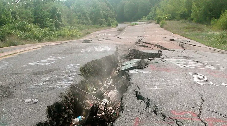 O incidente Domboski Mas tudo isso por enquanto era um problema da cidade. Em 1981, Todd Domboski, de 12 anos, caiu em um enorme poço, que de repente se abriu bem sob os pés do menino. Seu irmão conseguiu tirar Todd de um buraco de 45 metros de profundidade e um metro e meio de largura. O incidente marcou o início do fim da Centralia como cidade: o menino falhou diante da equipe de fiscalização, que incluía o senador do estado e o procurador da cidade.